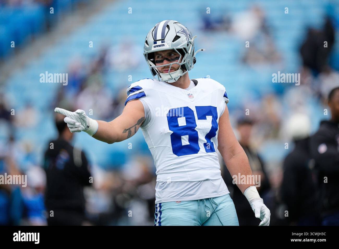 Dallas Cowboys tight end Jake Ferguson warms up beore an NFL football ...