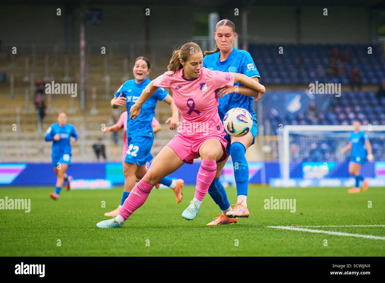 Cornelia Kramer (23, Bayer 04 Leverkusen Frauen) im Zweikampf mit Jamilla Rankin (5; TSG) um den ...