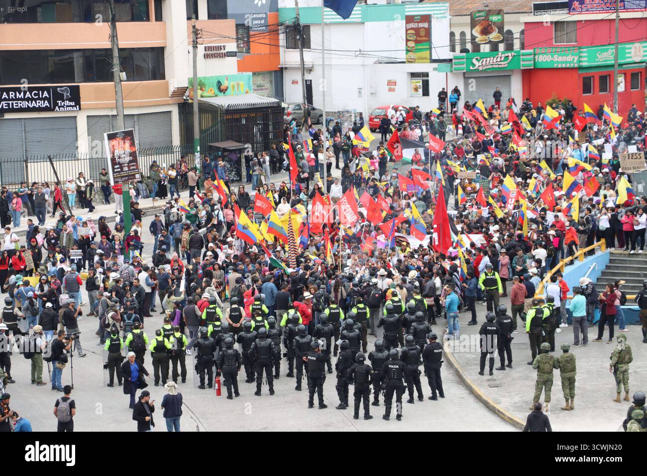 UIO MARCHA MOVIMIENTOSSOCIALES Quito, Sunday October 12, 2025 Social ...