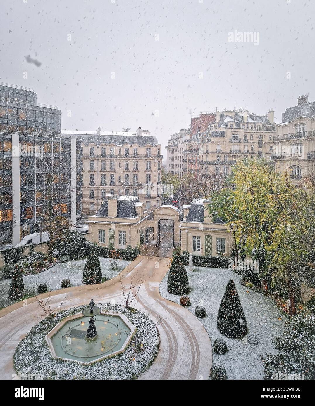 Falling snow flakes winter hi-res stock photography and images - Alamy