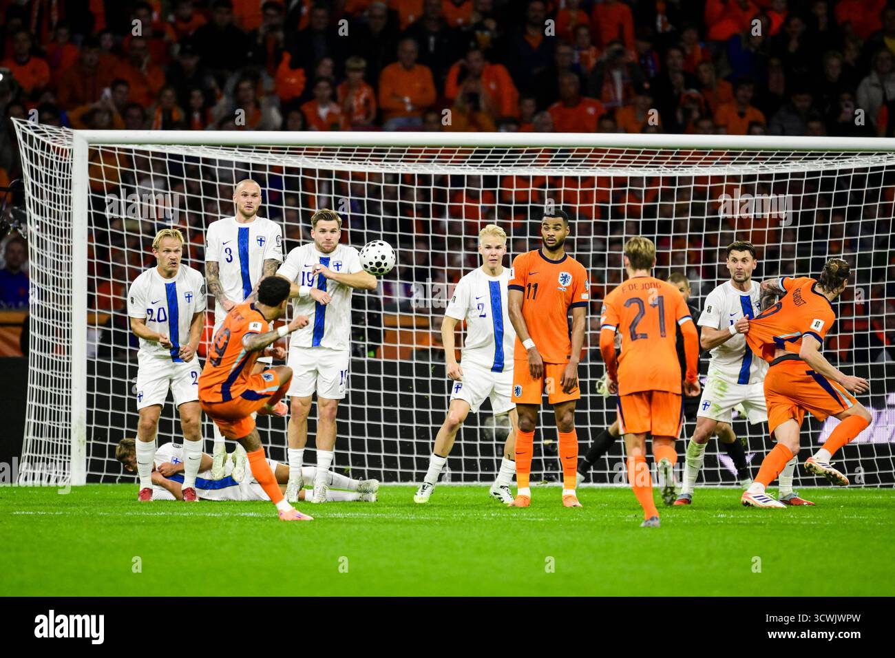 AMSTERDAM - Free kick by Justin Kluivert of the Netherlands at the ...