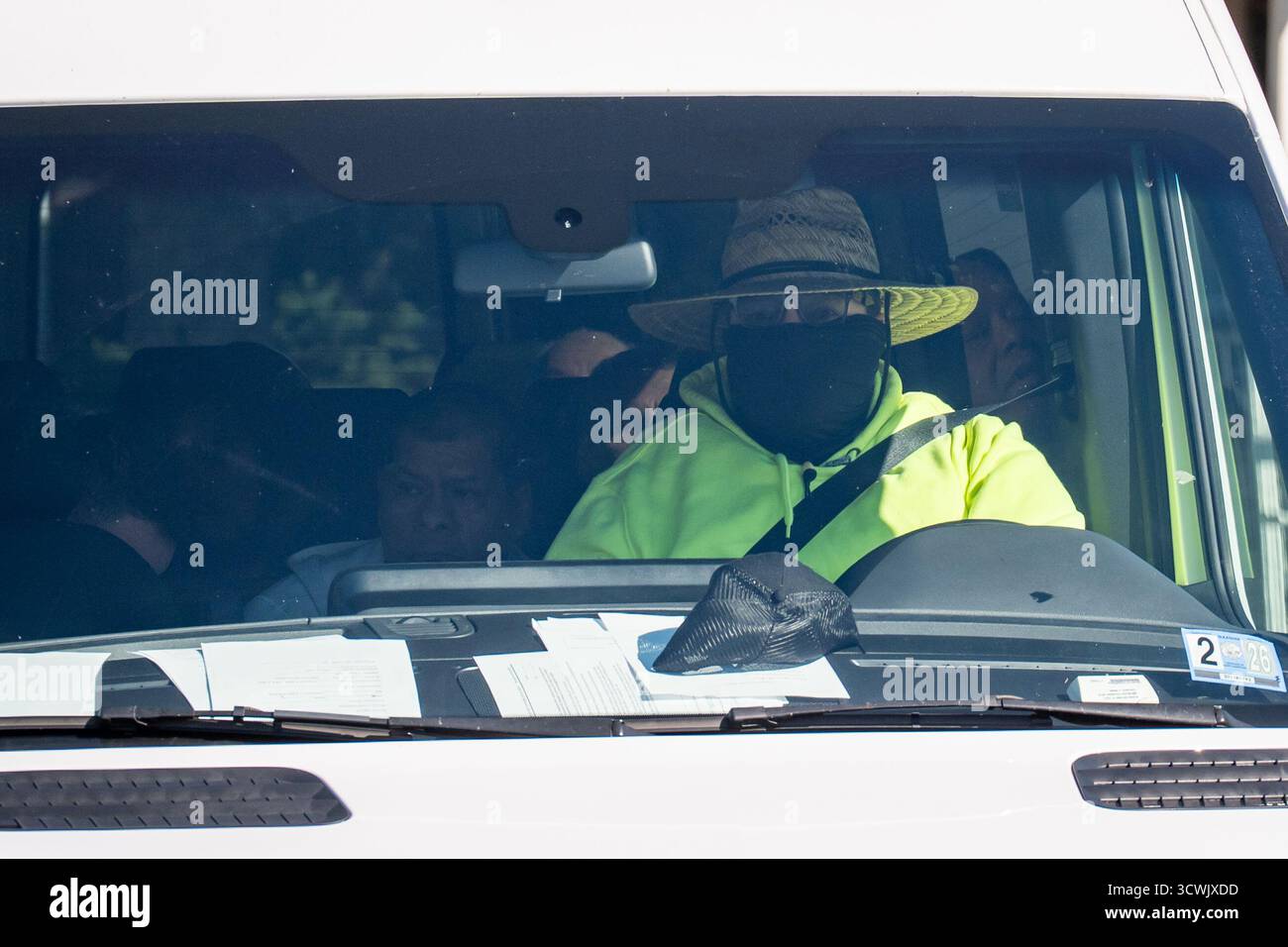 Federal law enforcement agents transport detainees into the U.S ...