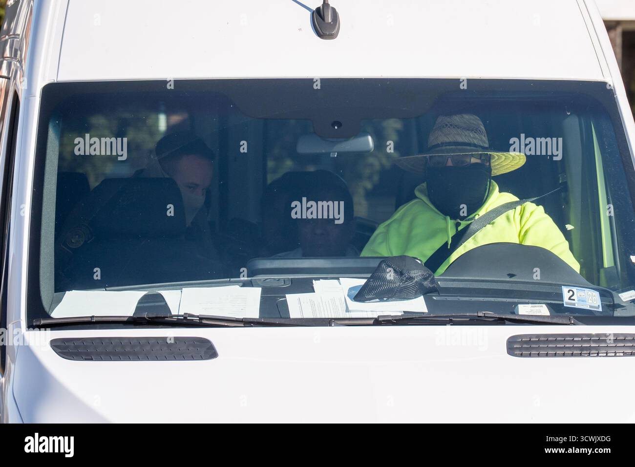 Federal law enforcement agents transport detainees into the U.S ...