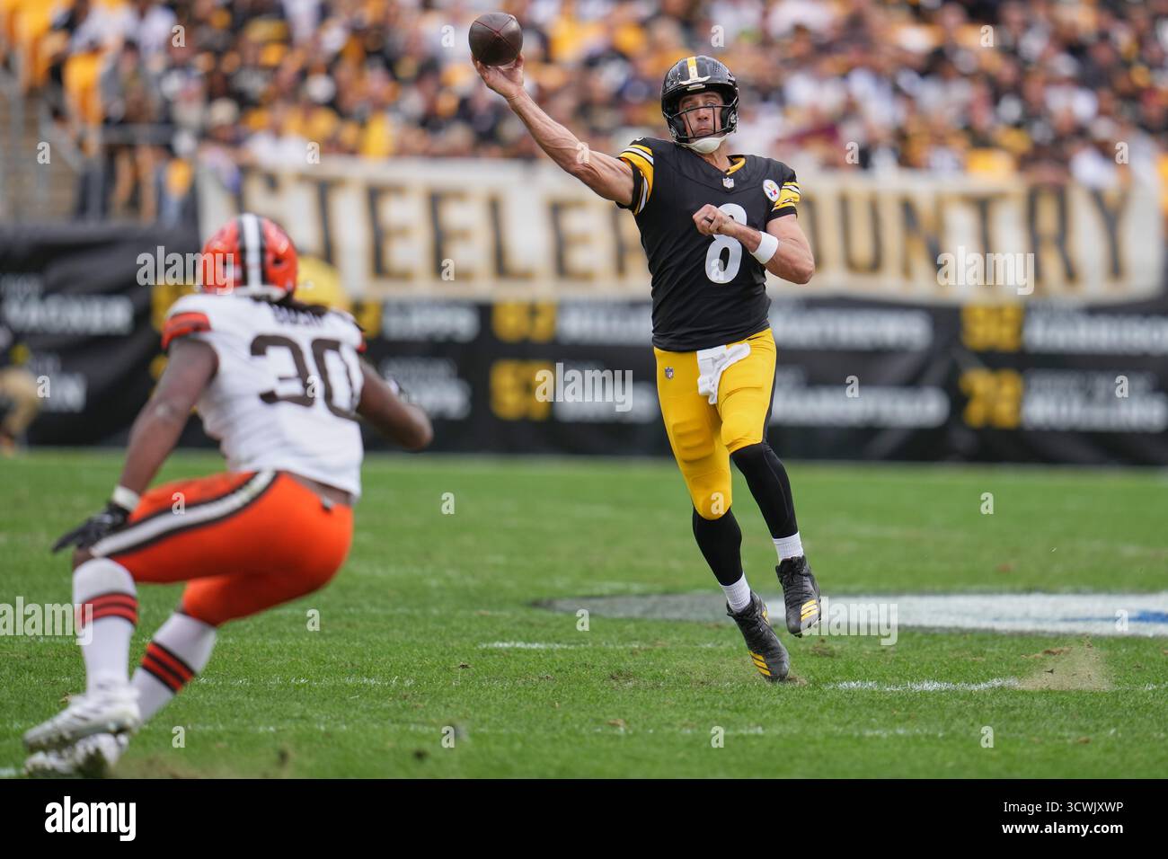 Pittsburgh Steelers quarterback Aaron Rodgers (8) passes in front of ...