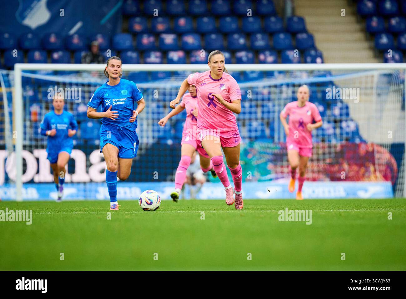 Melissa K?ssler (25; TSG) im Laufduell mit Katharina Piljic (6; B04) auf dem Spielfeld GPFBL ...