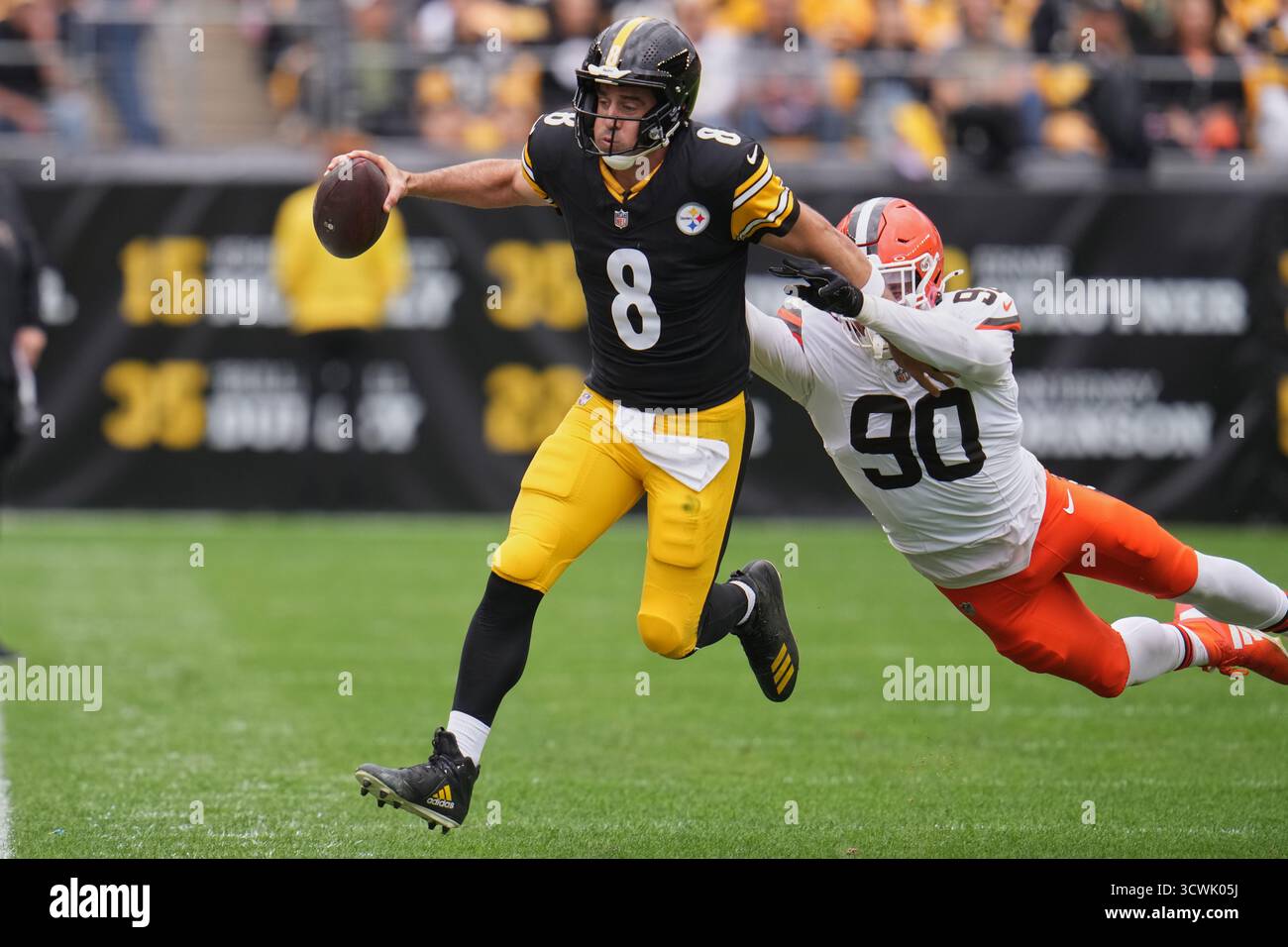 Pittsburgh Steelers quarterback Aaron Rodgers (8) avoids a tackle by ...