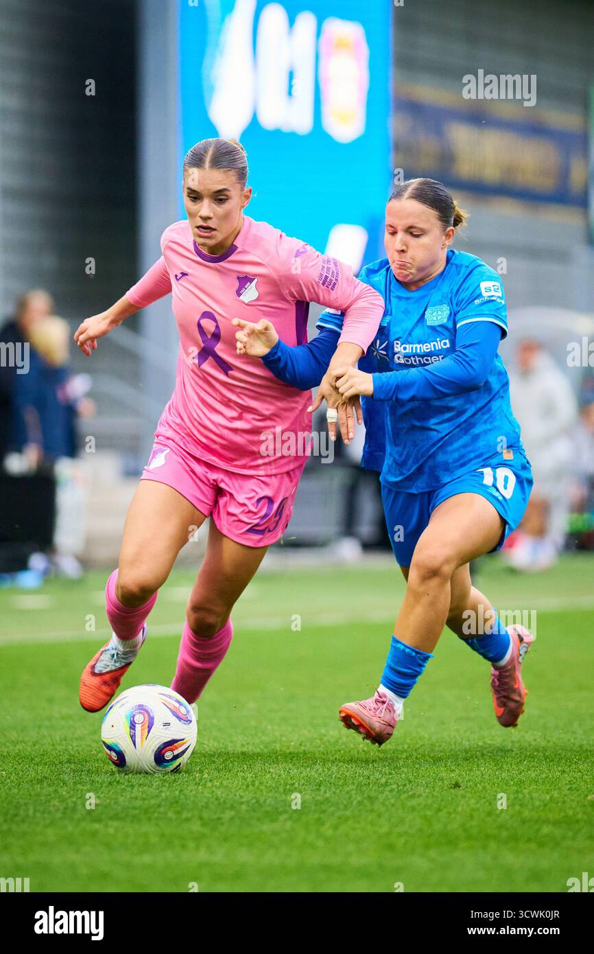 Selina Cerci (29; TSG) im Zweikampf mit Estrella Merino Gonzalez (10; B04) um den Ball GPFBL ...