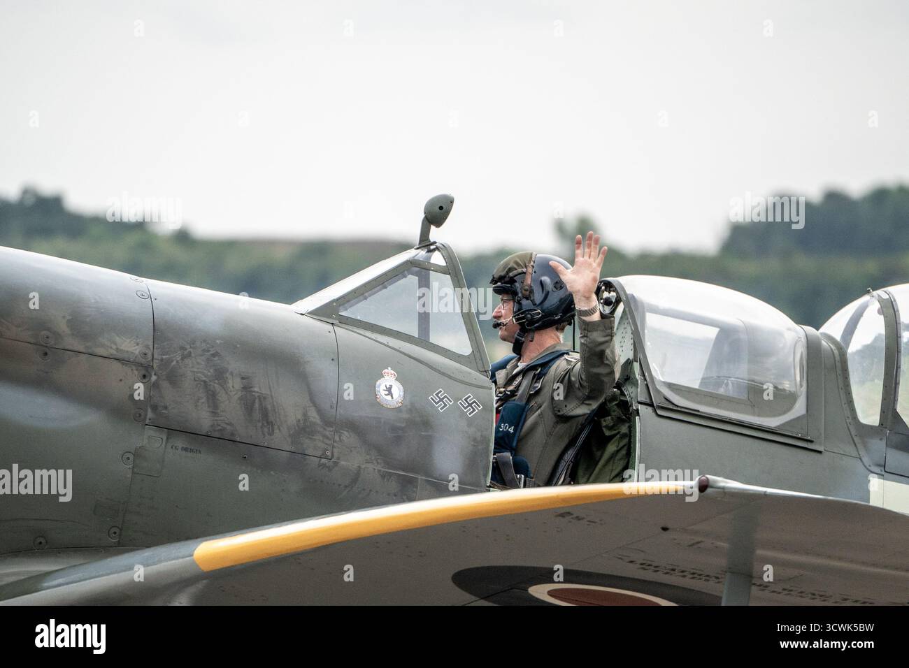 Pilot waving from cockpit hi-res stock photography and images - Alamy