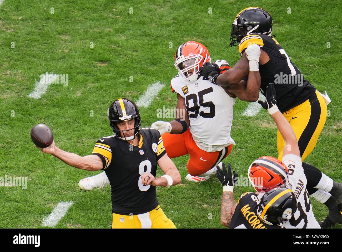 Pittsburgh Steelers quarterback Aaron Rodgers (8) passes under pressure ...