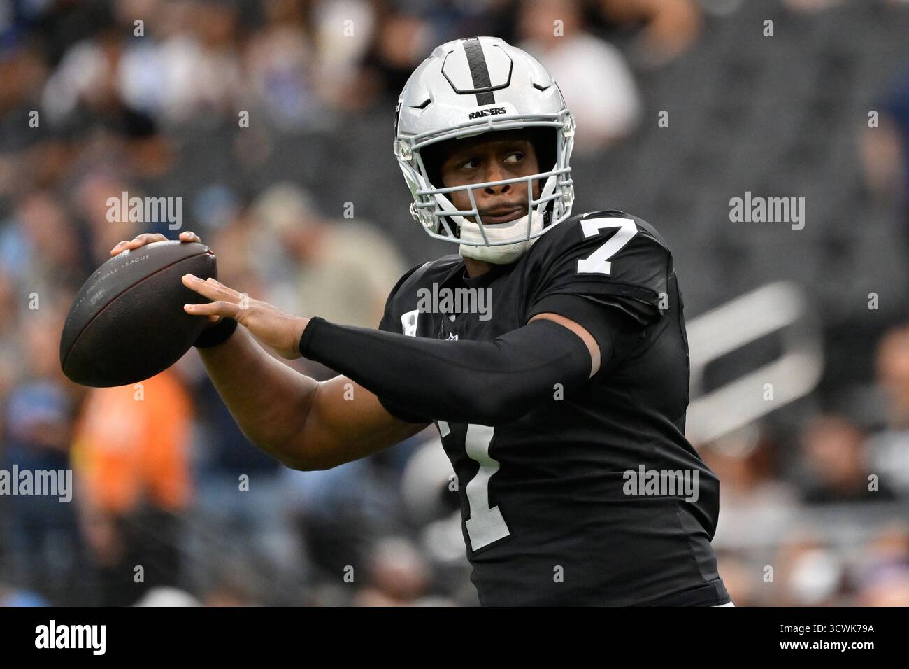 Las Vegas Raiders quarterback Geno Smith (7) warms up before an NFL ...