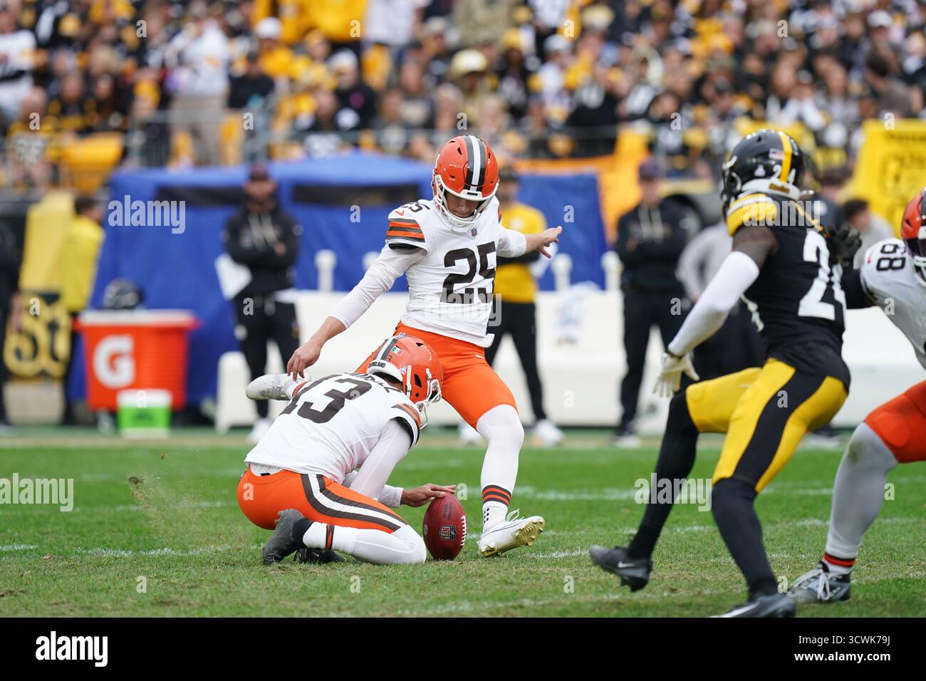 Cleveland Browns kicker Andre Szmyt (25) kicks a field goal as punter ...