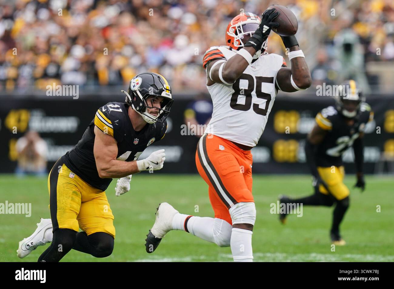 Cleveland Browns tight end David Njoku (85) catches a pass defended by ...