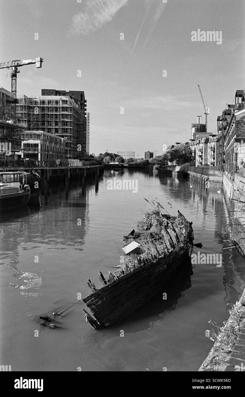 Derelict boat hi-res stock photography and images - Alamy