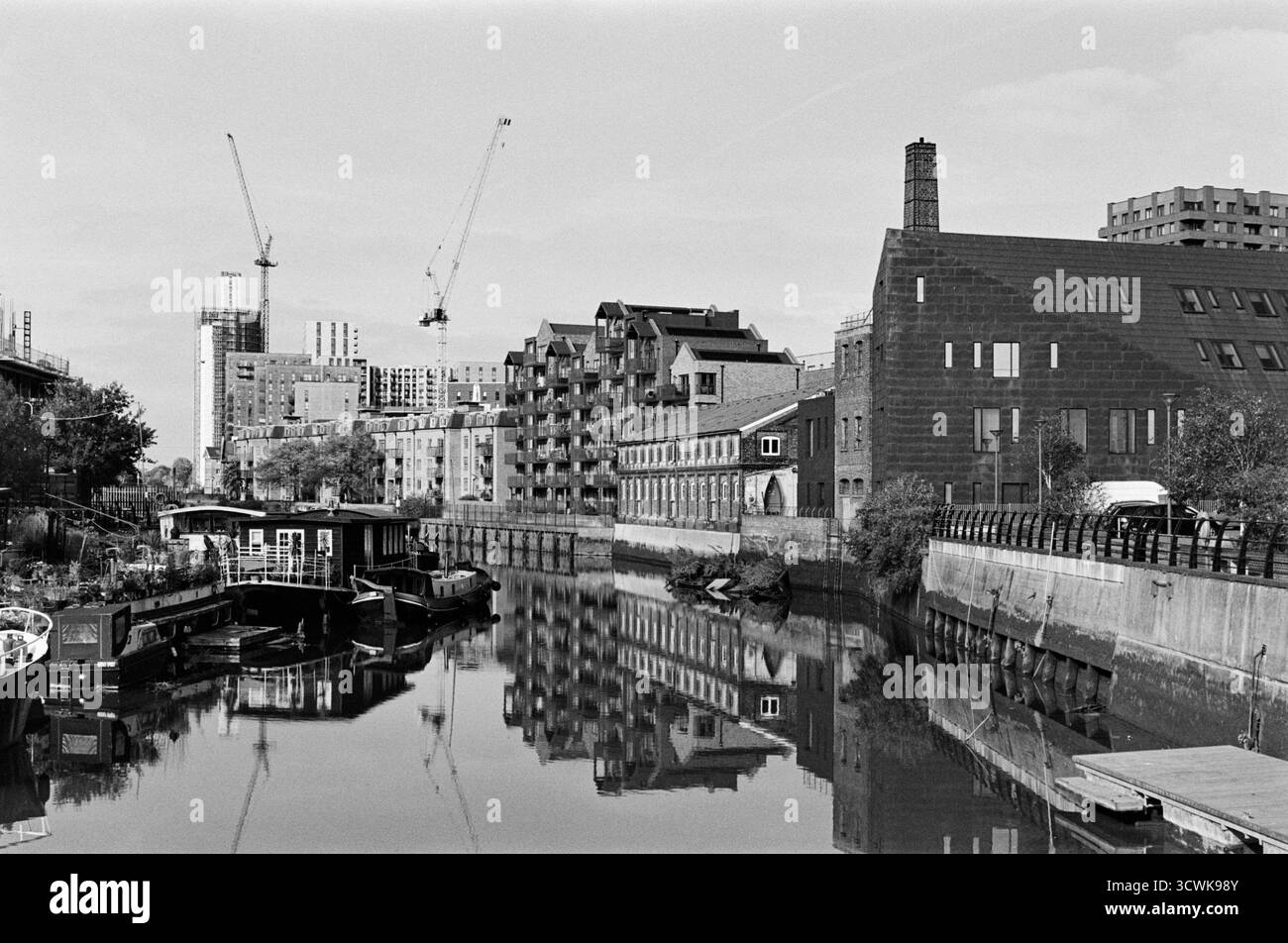 Skyline london construction housing Black and White Stock Photos ...