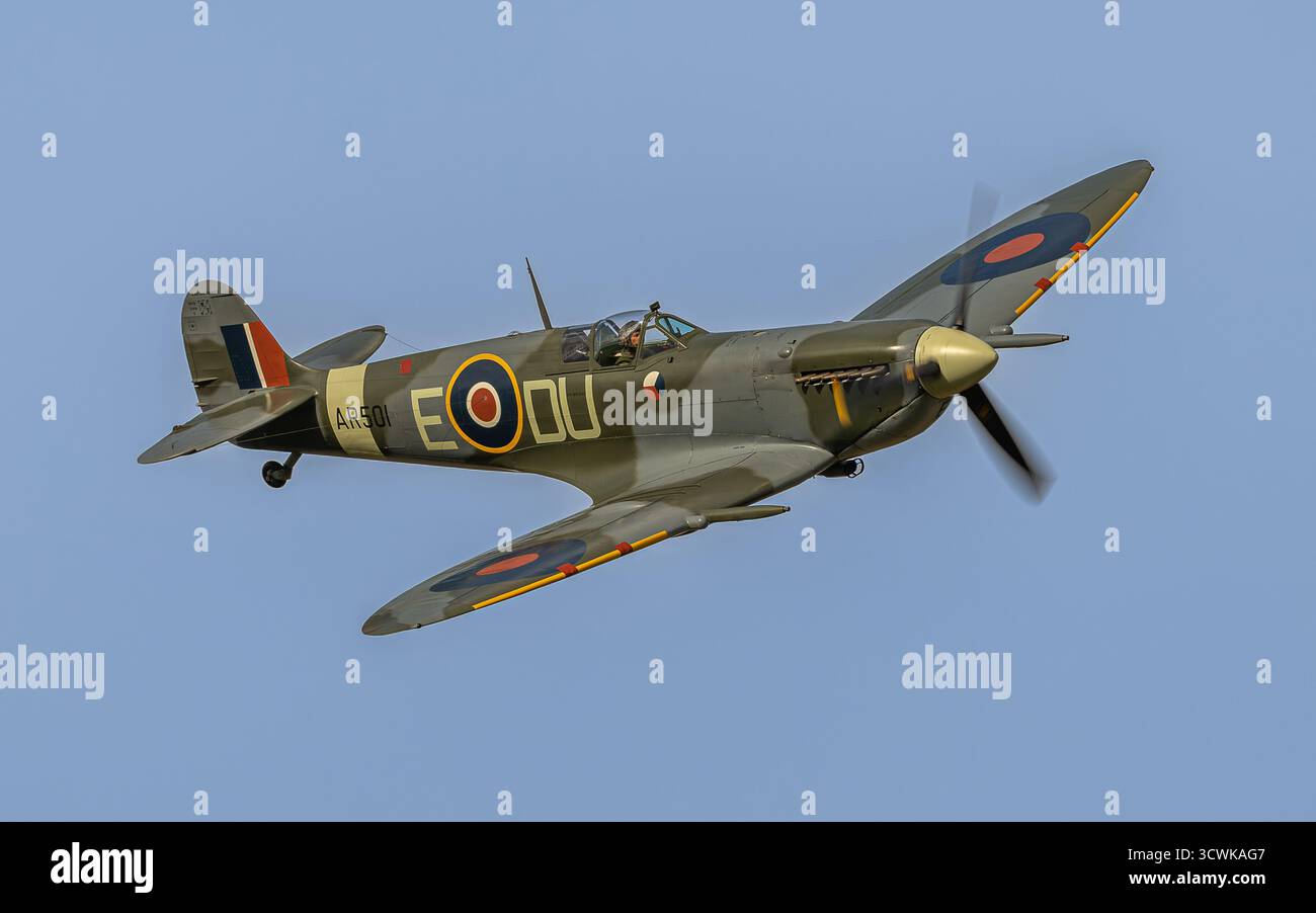 Supermarine spitfire flying old hi-res stock photography and images - Alamy