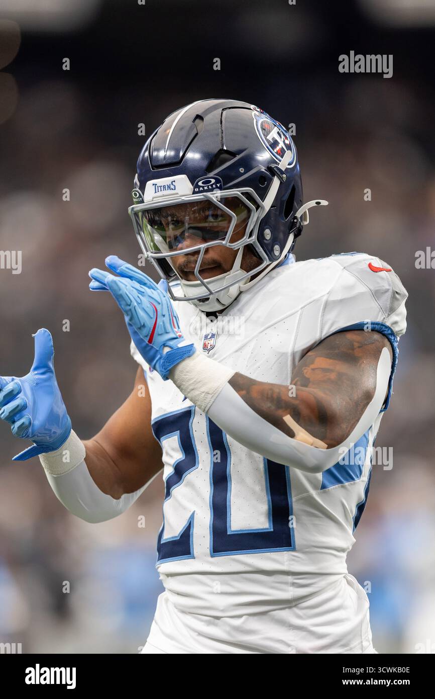 Tennessee Titans running back Tony Pollard (20) warms up before playing ...