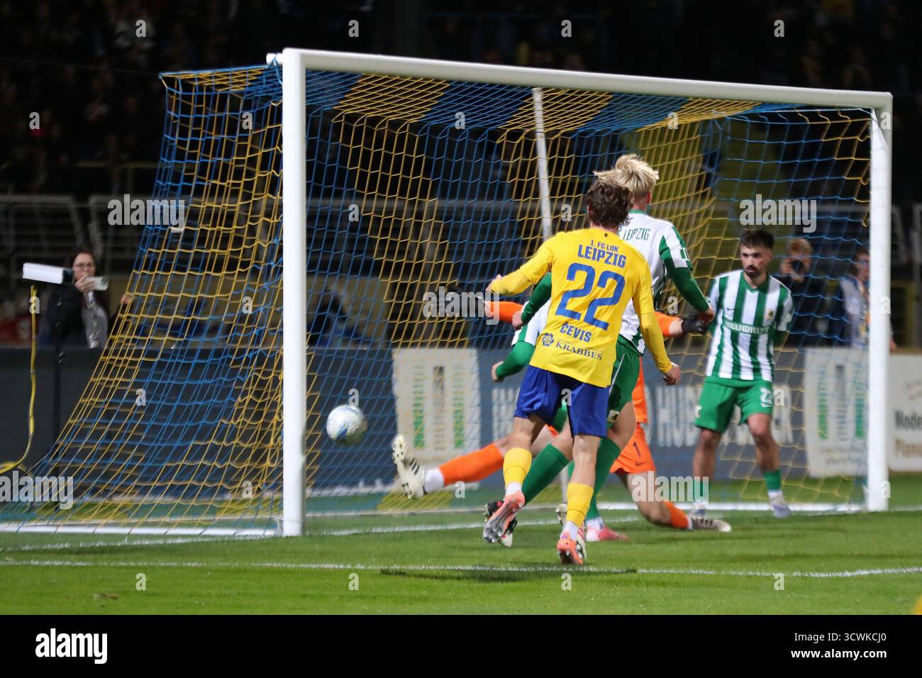 Leipzig, Deutschland. 12th Oct, 2025. Dorian Cevis (22, Lok Leipzig ...