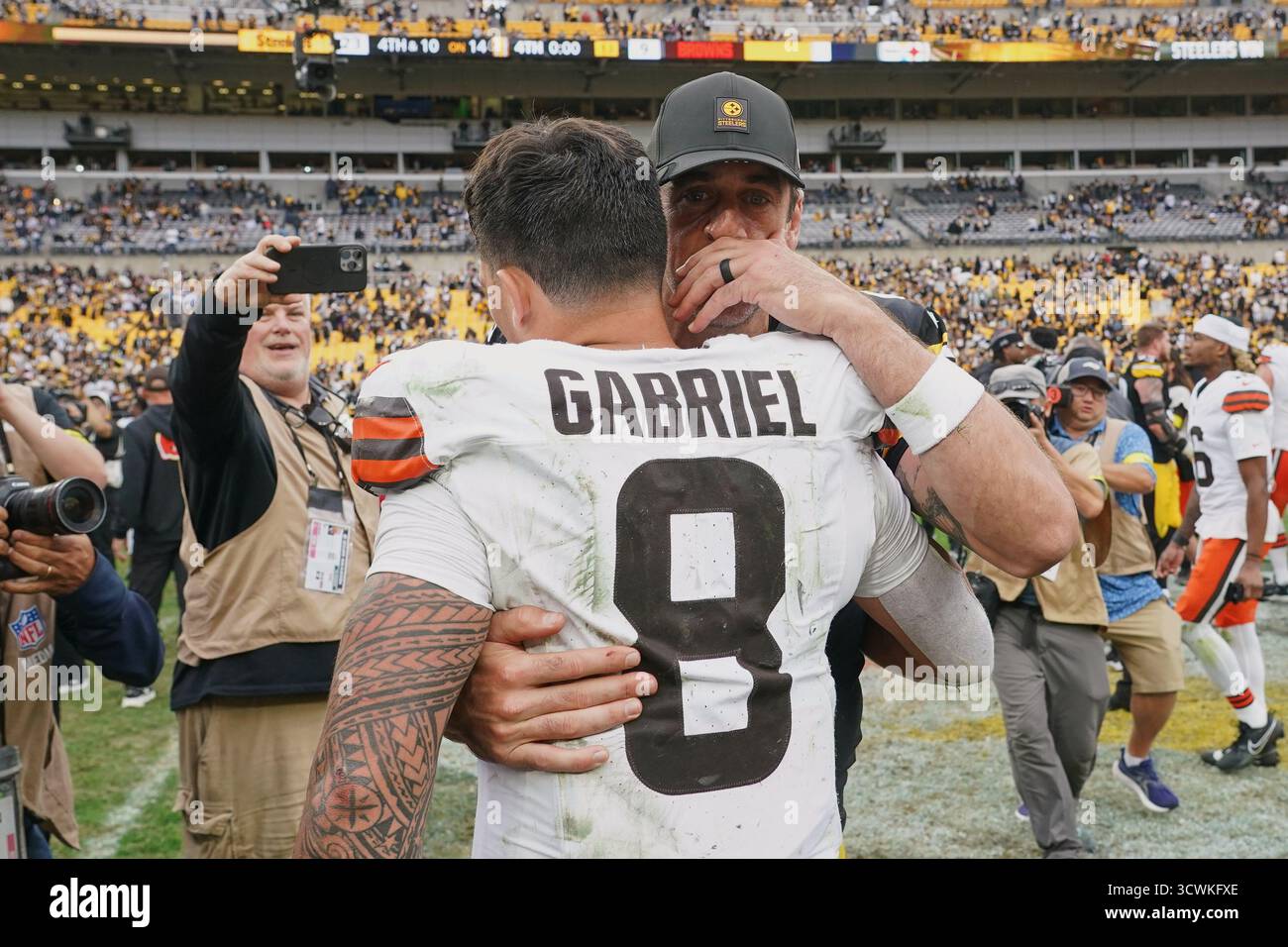 Pittsburgh Steelers quarterback Aaron Rodgers, rear, and Cleveland ...