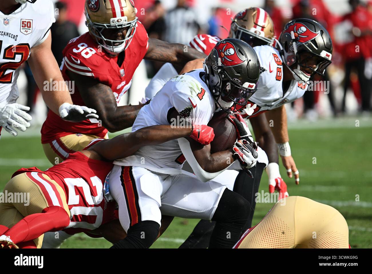 Tampa Bay Buccaneers running back Rachaad White (1) runs against San ...