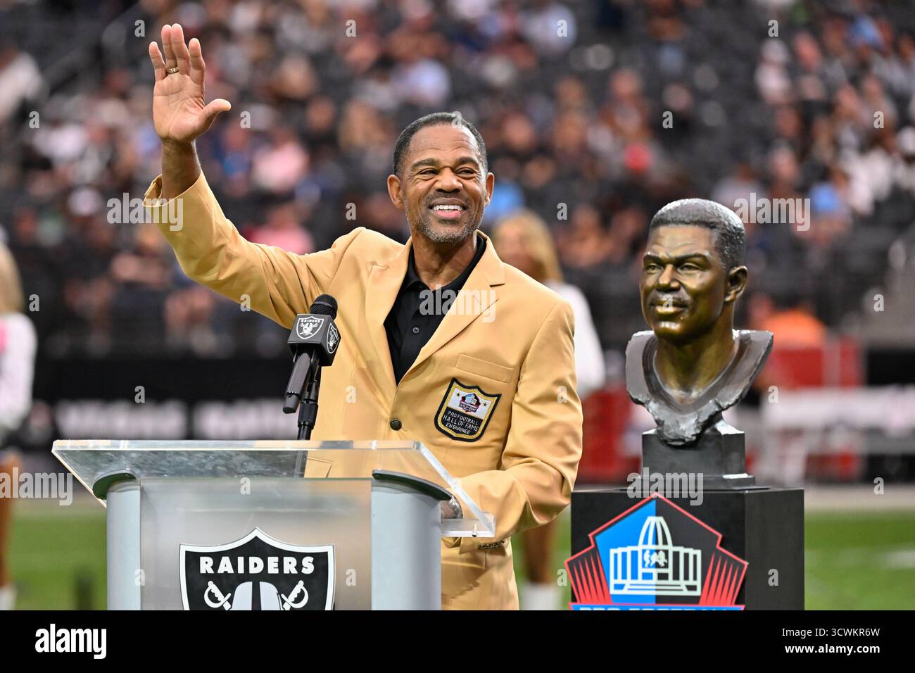 Former football player Eric Allen waves during halftime of an NFL ...