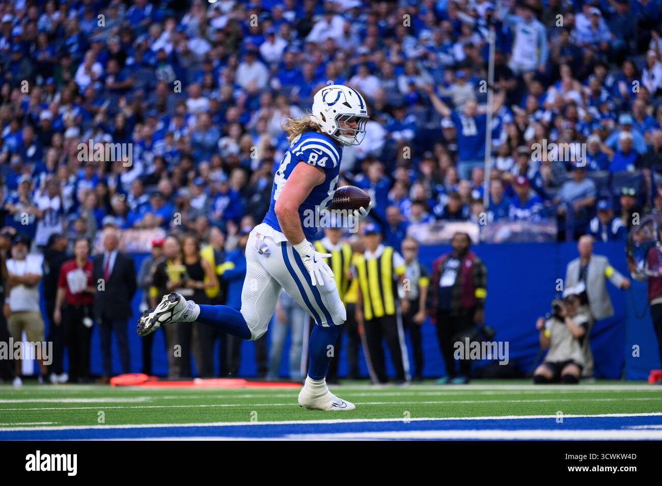 Indianapolis Colts tight end Tyler Warren (84) runs with the ball ...
