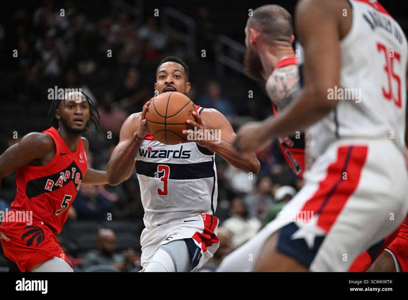 Washington Wizards guard CJ McCollum (3) races past Toronto Raptors ...