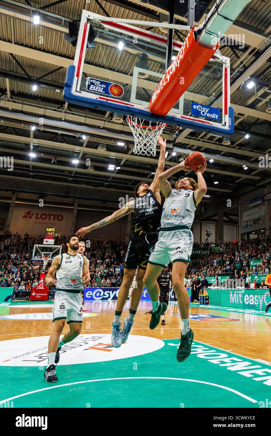 Marco Hollersbacher (Gladiators Trier) im Zweikampf mit Joshua Obiesie ...