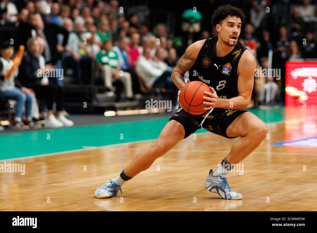 Joshua Obiesie (Basketball Loewen Braunschweig) mit Ball, Vet Concept ...