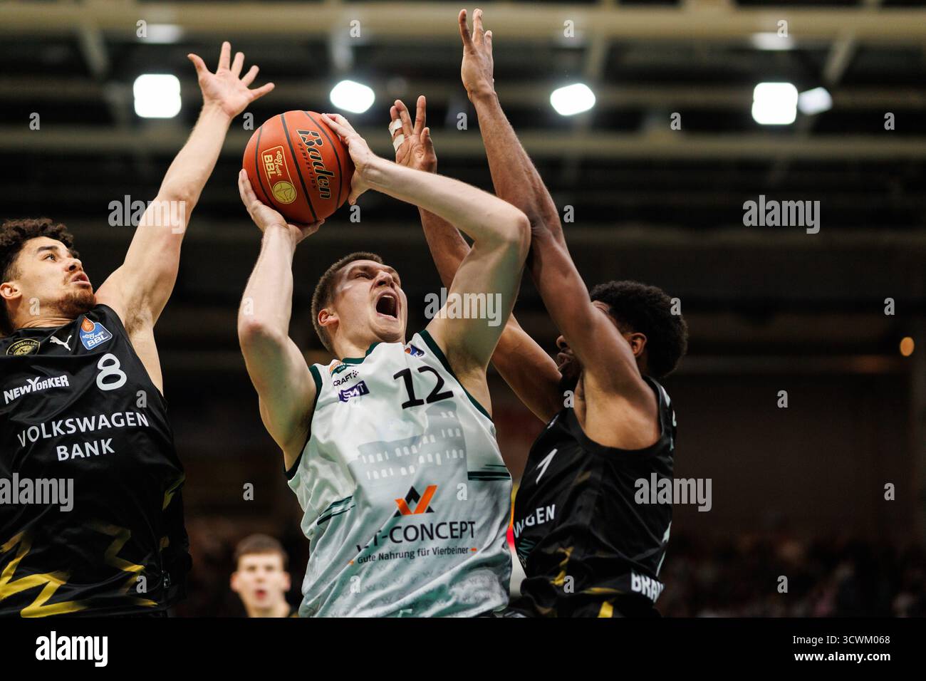 Marten Linssen (Gladiators Trier) im Zweikampf mit Joshua Obiesie ...