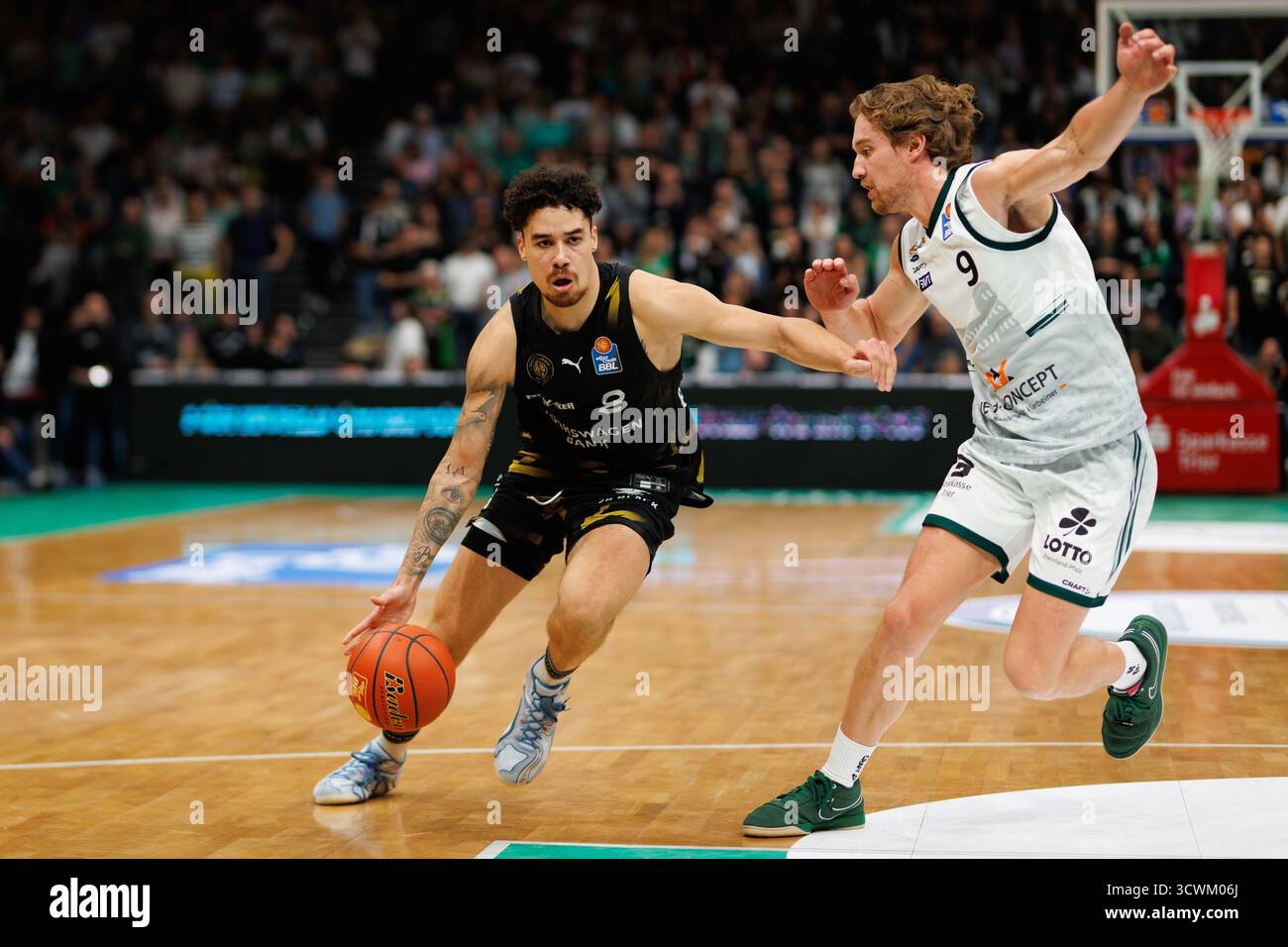Joshua Obiesie (Basketball Loewen Braunschweig) im Zweikampf mit Marco ...