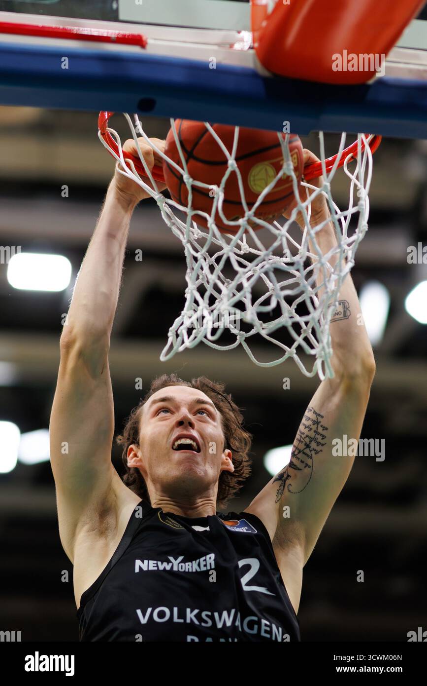 Benny Schroeder (Basketball Loewen Braunschweig) mit einem Dunk, Vet ...