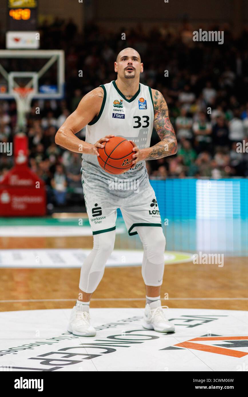 Maik Zirbes (Gladiators Trier) mit Ball, Vet Concept Gladiators Trier ...