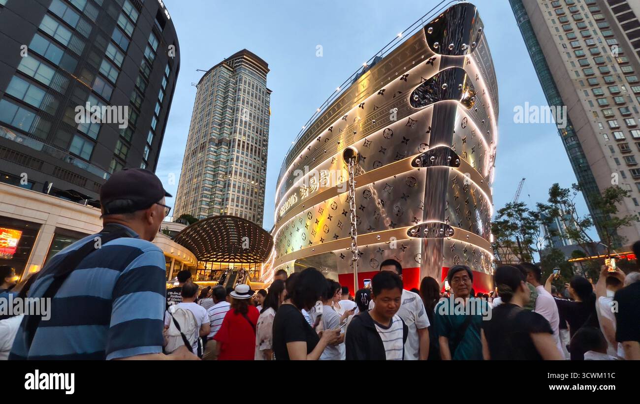 Tourists are visiting the world's only LV wheel-shaped building of ...