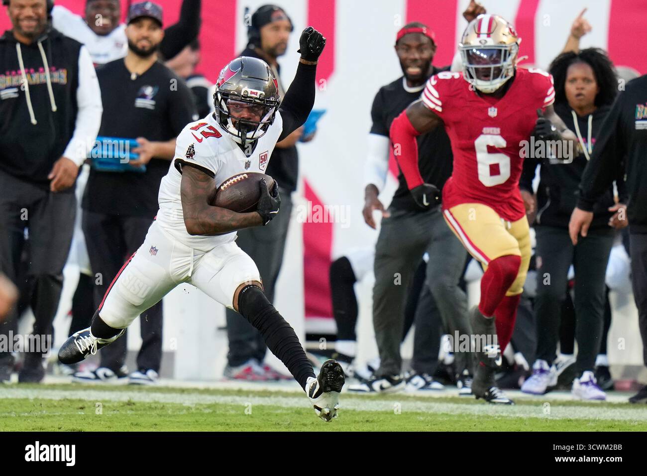 Tampa Bay Buccaneers wide receiver Sterling Shepard (17) runs against ...
