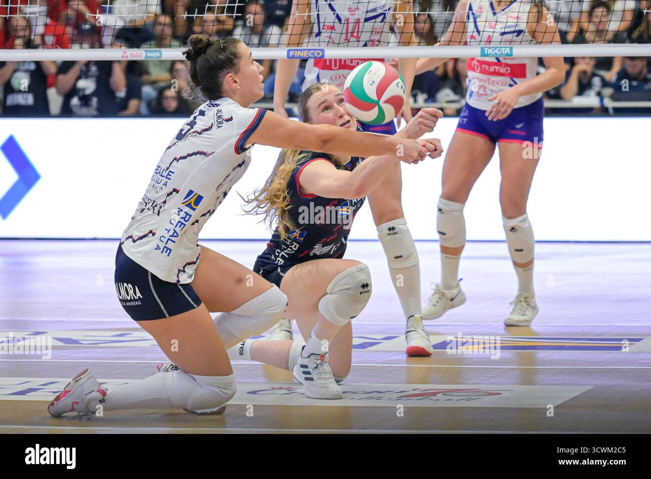 #5 Ilaria Spirito (Libero) and #4 Laura Kunzler (Schiacciatrice) in ...