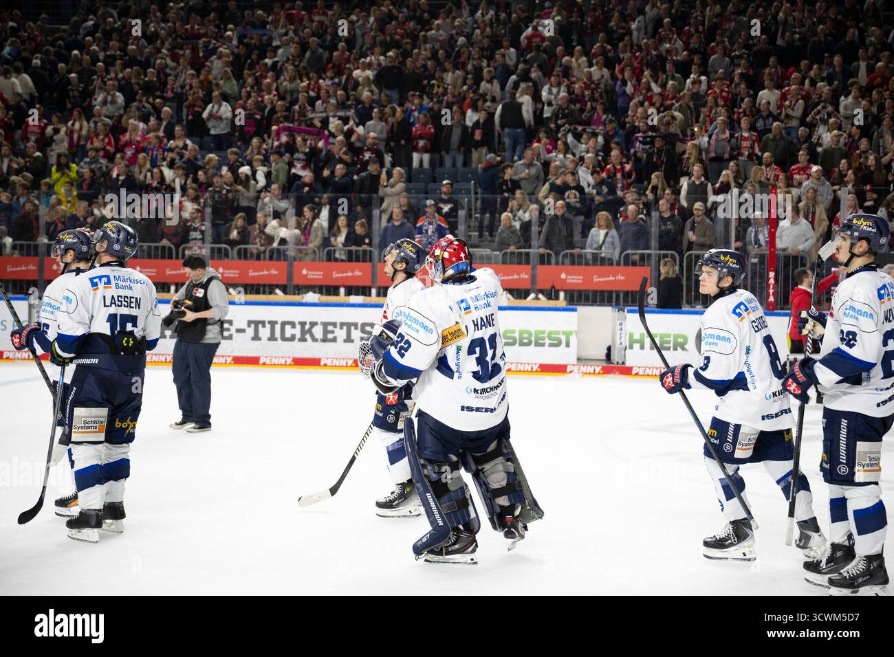 Hendrik Hane (Iserlohn Roosters, #32); Matias Lassen (Iserlohn Roosters ...