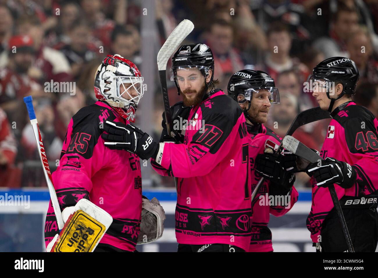 Tobias Ancicka (K?lner Haie, Torwart, #45); Ryan Macinnis (K?lner Haie ...