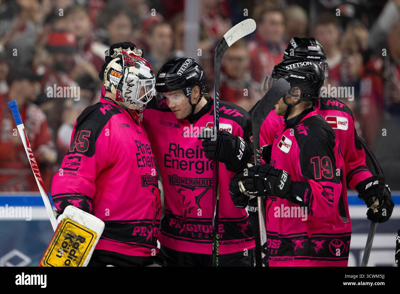 Tobias Ancicka (K?lner Haie, Torwart, #45); Valtteri Kemil?inen (K?lner ...