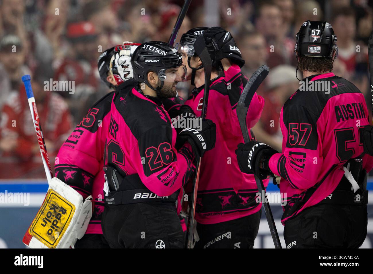 Tobias Ancicka (K?lner Haie, Torwart, #45); Dominik Uher (K?lner Haie ...