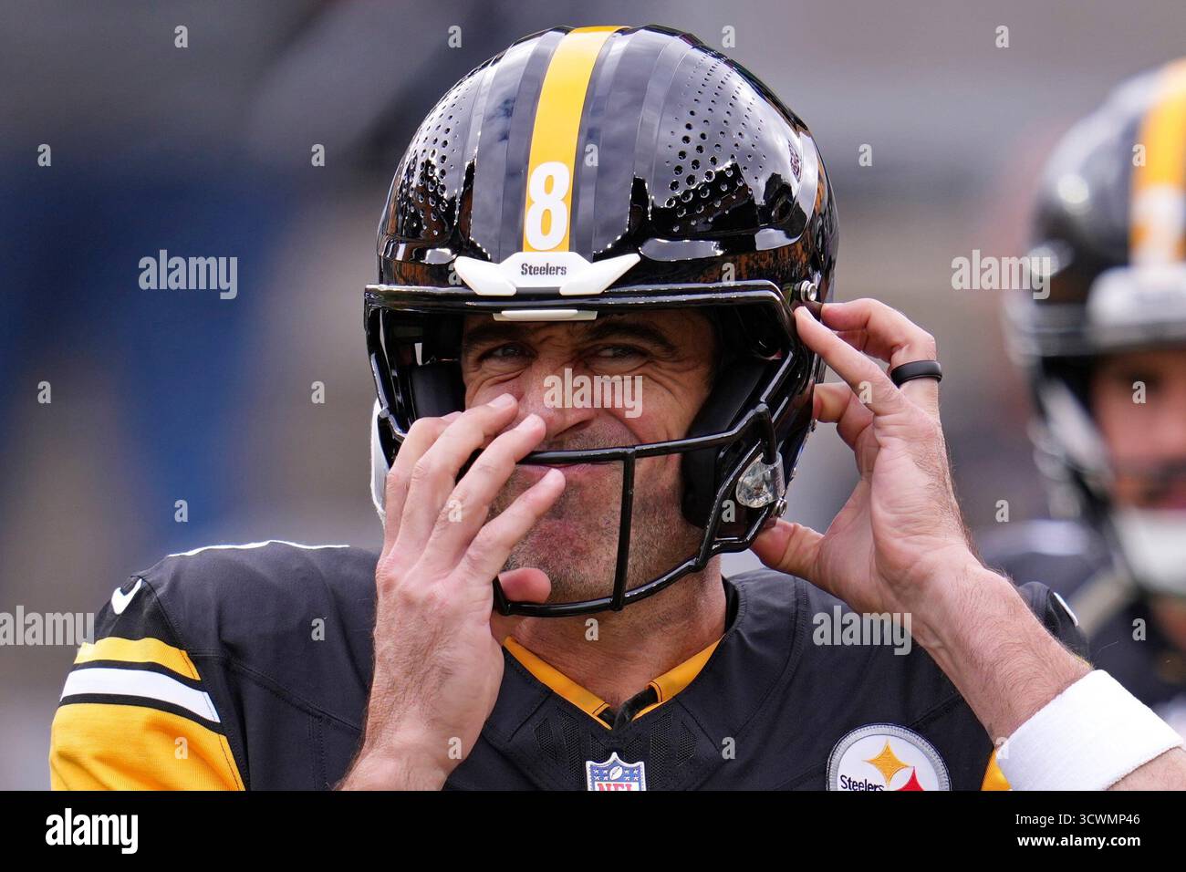 Pittsburgh Steelers quarterback Aaron Rodgers (8) adjusts his helmet ...