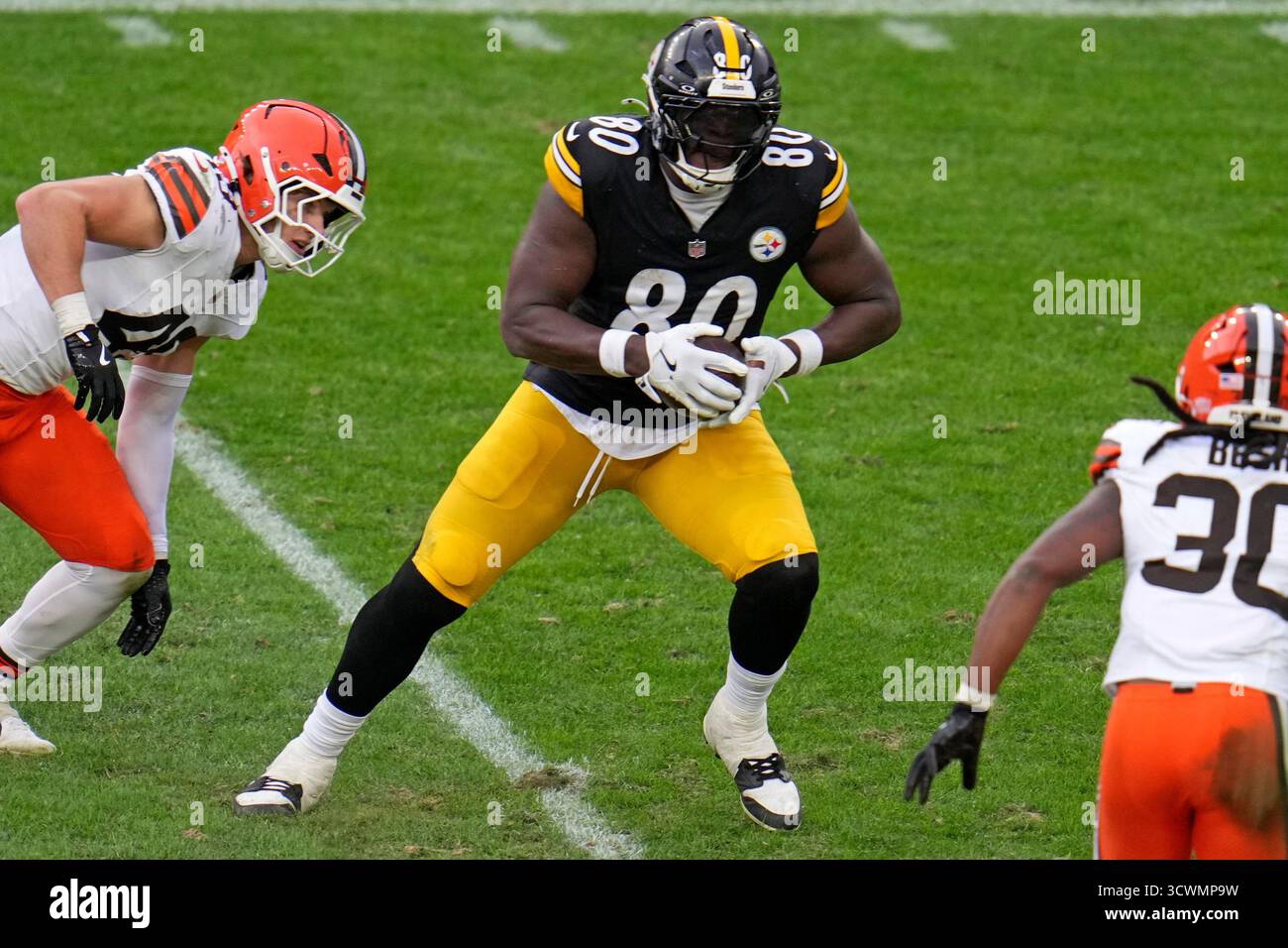 Pittsburgh Steelers tight end Darnell Washington (80) runs with the ...