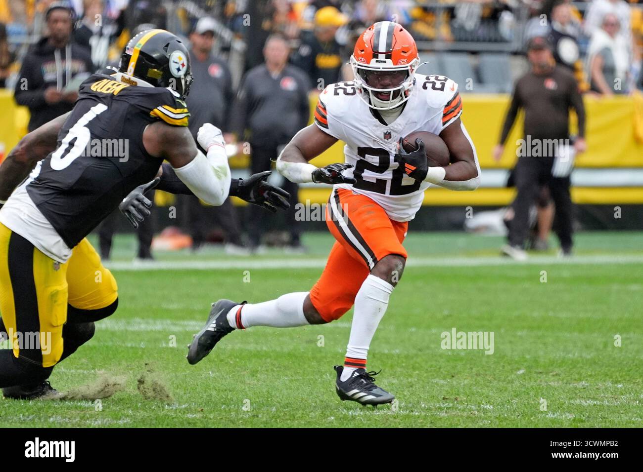 Cleveland Browns running back Dylan Sampson (22) carries the ball ...