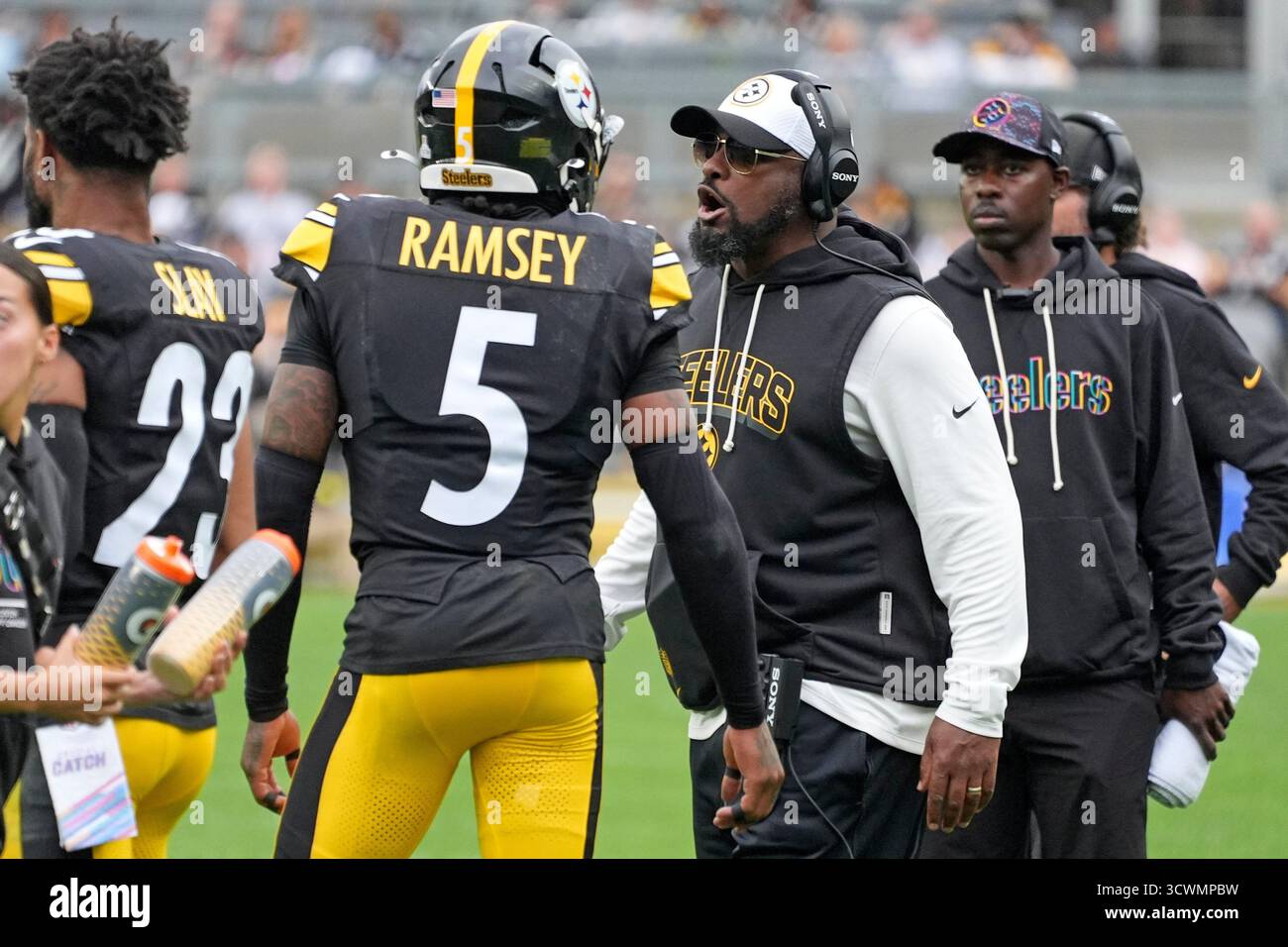 Pittsburgh Steelers head coach Mike Tomlin, center, gives instructions ...