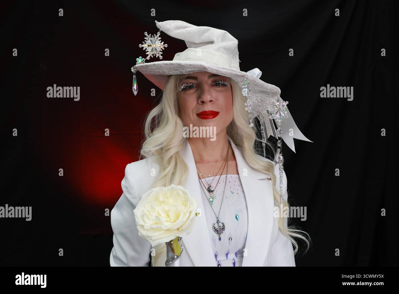 Cosplayer Yanina from Brooklyn dresses as Elsa from Frozen for New York ...