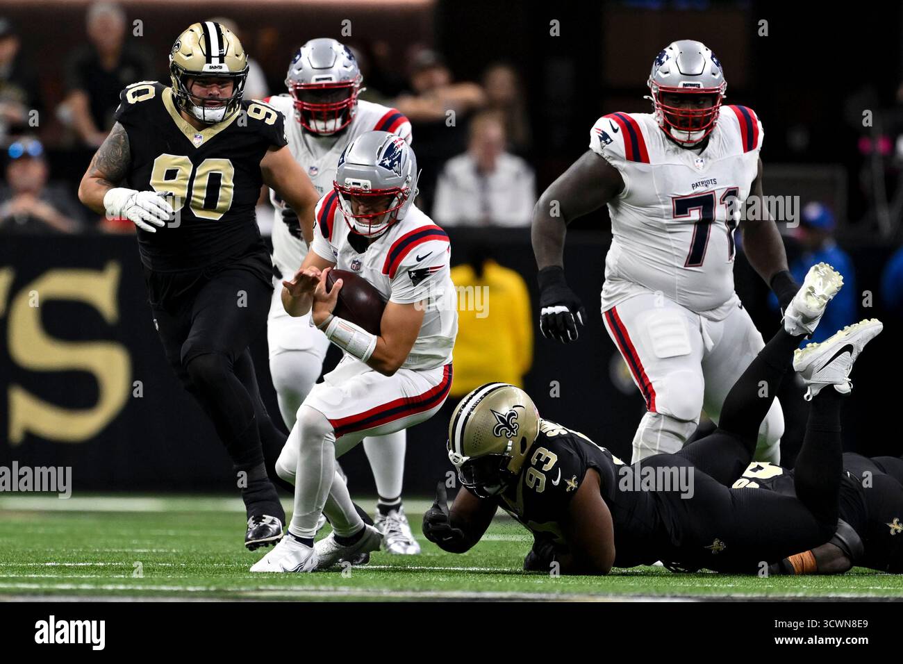 New England Patriots quarterback Drake Maye (10) runs the ball during ...