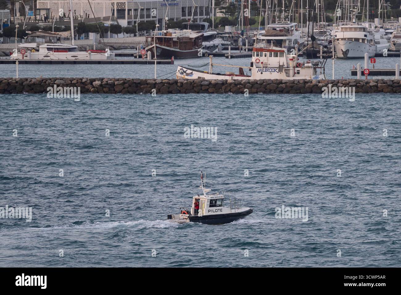 Tanger MAR, Themenbild Reisen, Tanger, 12.10.2025. Der Lotse wurde mit ...