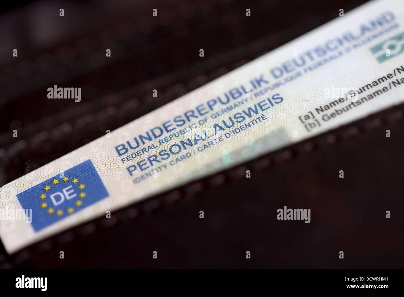 Ein Personalausweis der Bundesrepublik Deutschland in einem Portmonnaie ...