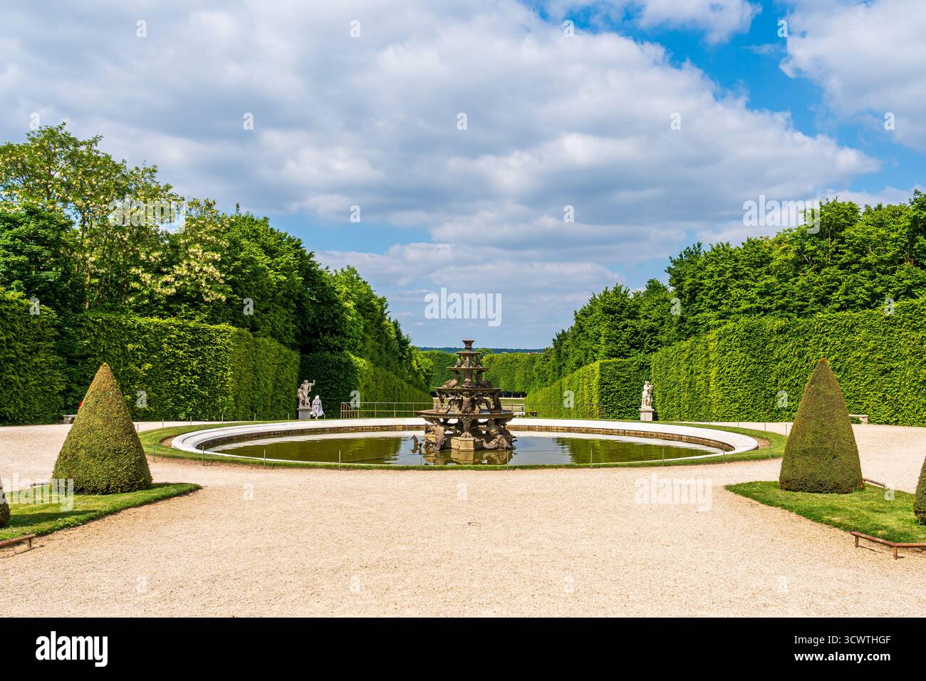 Decorative fountain in castle hi-res stock photography and images - Alamy