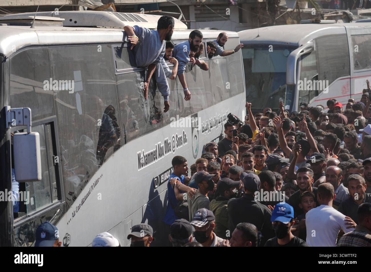 People gather to greet freed Palestinian prisoners arriving on buses in ...