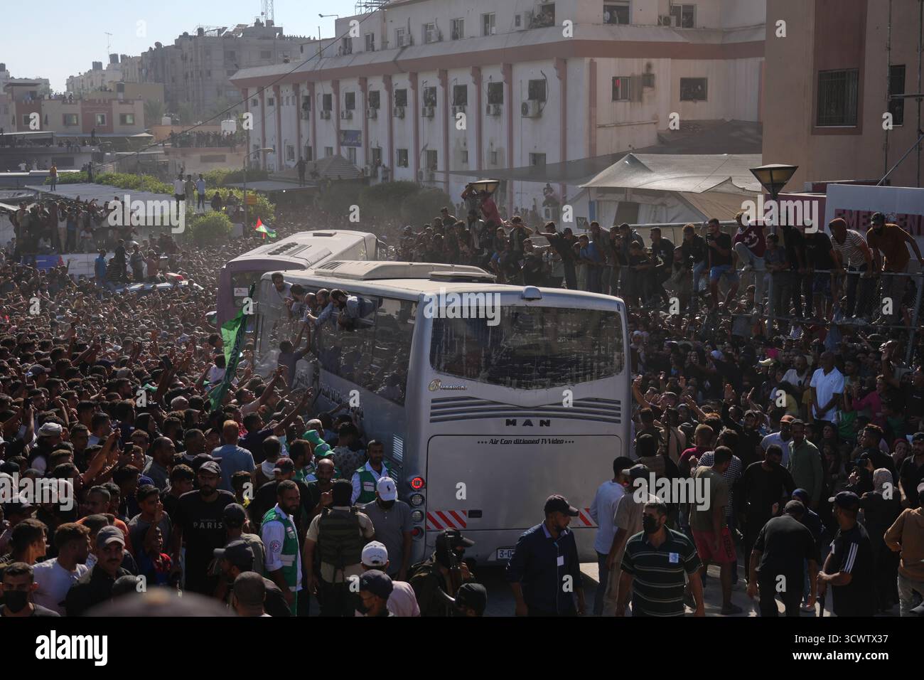 People gather to greet freed Palestinian prisoners arriving on buses in ...